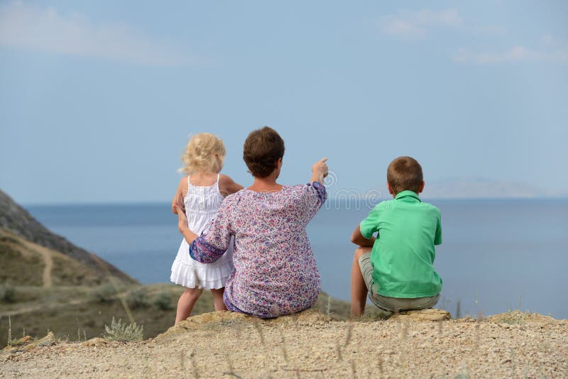 Familia que mira al mar imagen de archivo. Imagen de cubo - 34067319