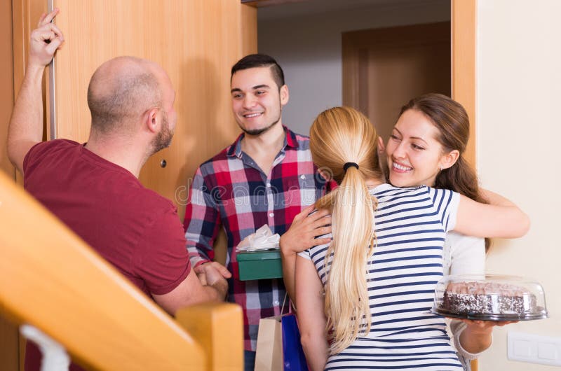 Familia Que Recibe a Visitantes Imagen de archivo - Imagen de libre ...