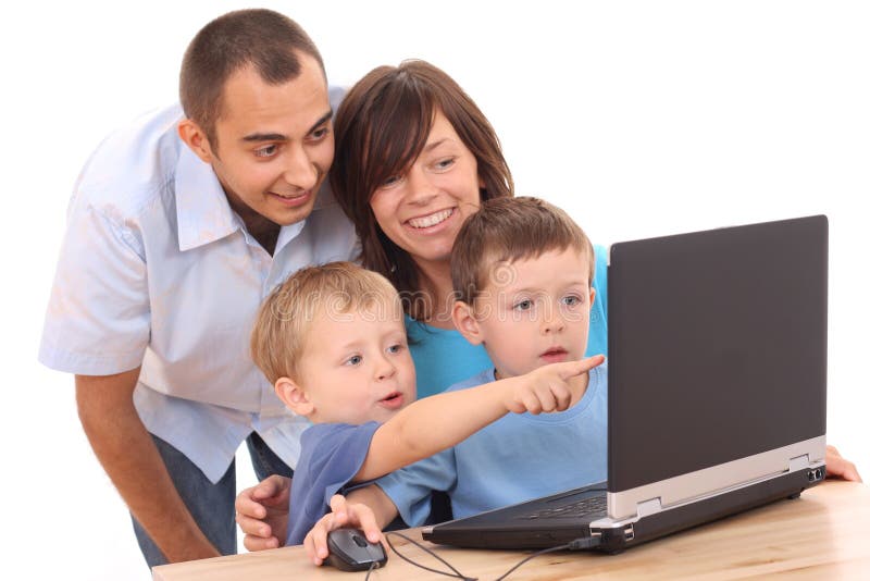 Familia Usando La Computadora Portátil Imagen de archivo - Imagen de ...