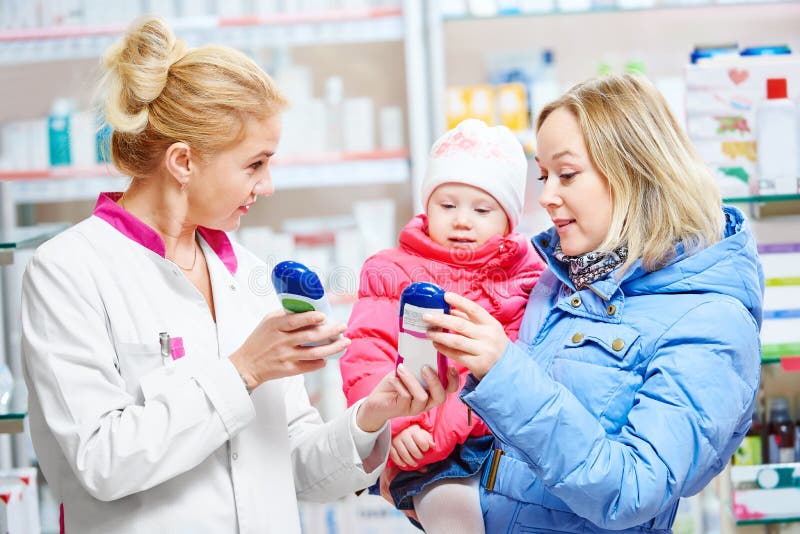 Familie in Der Drogerie. Mutter Und Kind Stockfoto - Bild von ...
