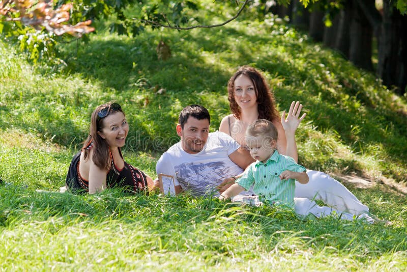 Familie, Die Im Park Sich Entspannt Stockfoto - Bild von schätzchen ...