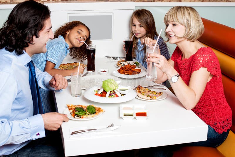 Familie Die Samen in Hotel Eten Stock Foto - Image of hartelijk ...