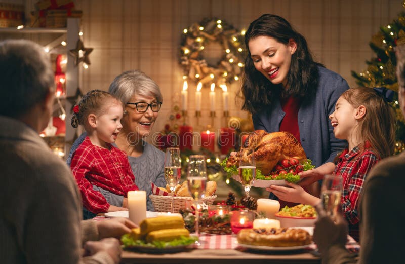 Familie, Die Weihnachten Feiert Stockfoto - Bild von muttergesellschaft ... Familie, Die Weihnachten Feiert Stockfoto - Bild von muttergesellschaft ...