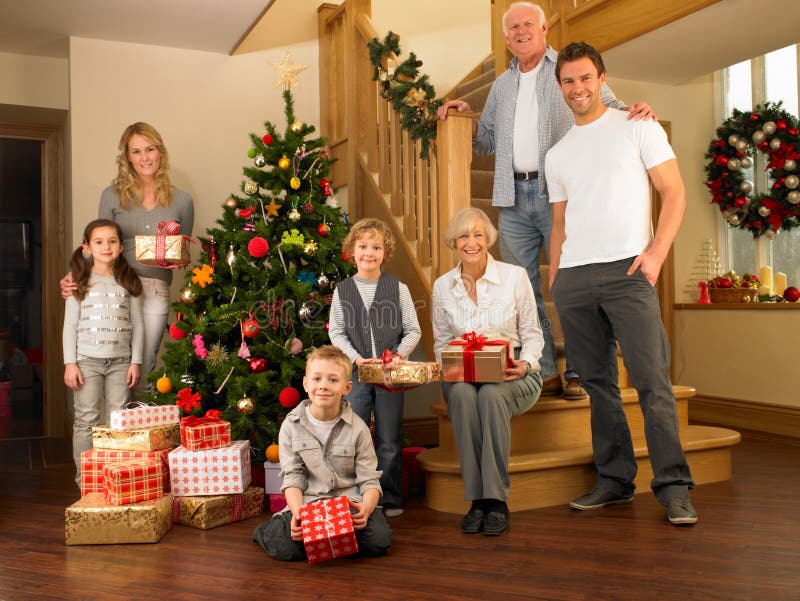 Familie Mit Geschenken Um Den Weihnachtsbaum Stockbild - Bild von ...