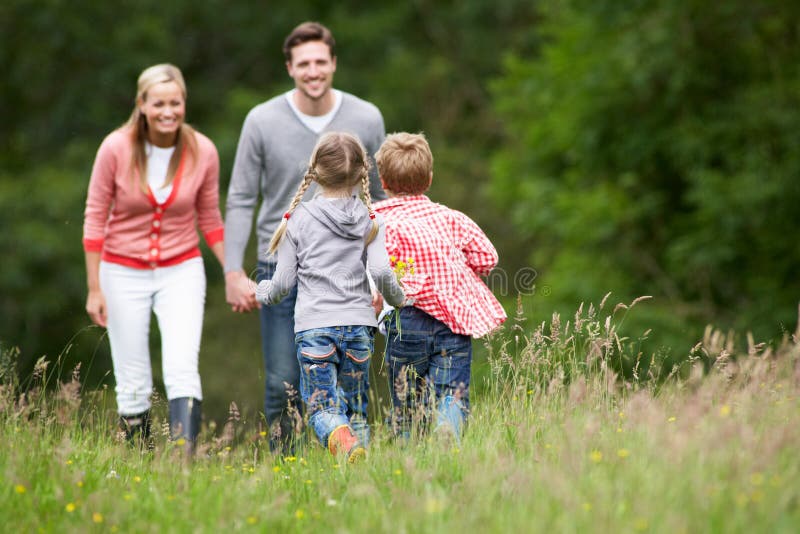 Familie Op Gang in Platteland Stock Afbeelding - Image of nave, gezond ...