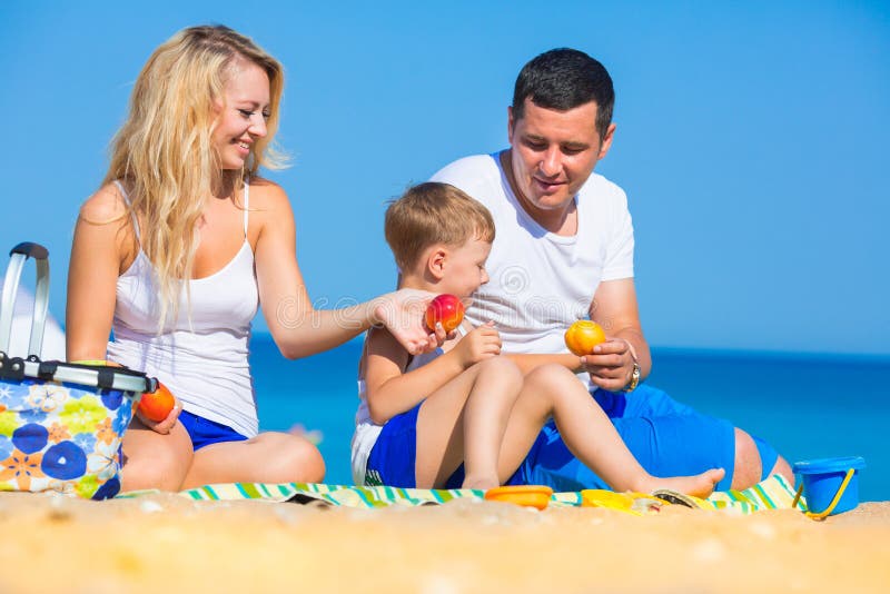 Familie op het strand stock foto. Image of gezond, moeder - 17819816