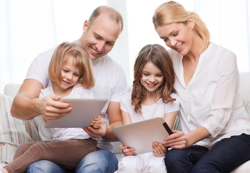 Familie Und Zwei Kinder Mit Tabletten-PC-Computern Stockfoto - Bild von ...