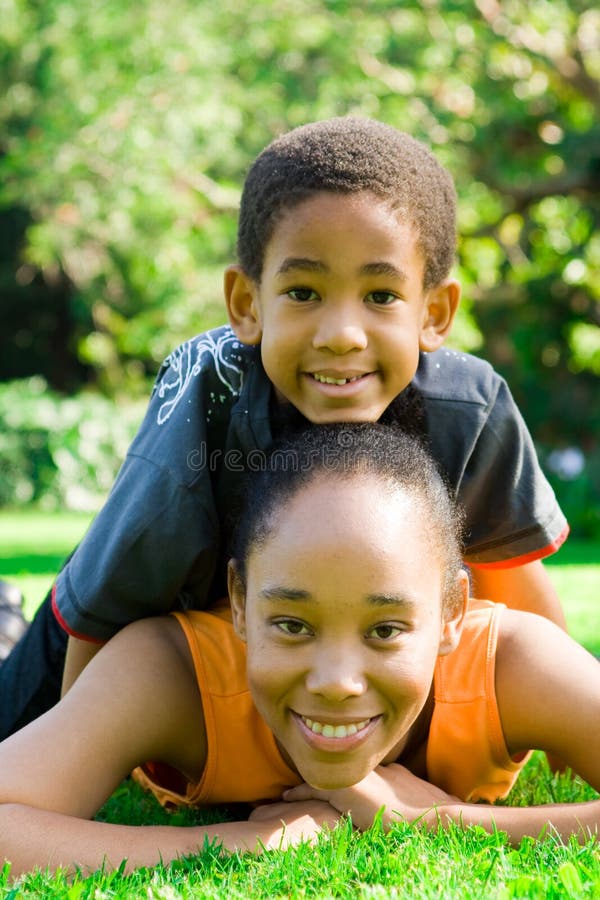 Familj arkivfoto. Bild av kram, framsida, svart, stängning - 9415004
