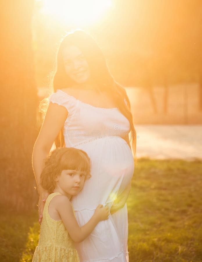 Familj Gravid Mamma Och Dotter Utomhus Fotografering För Bildbyråer