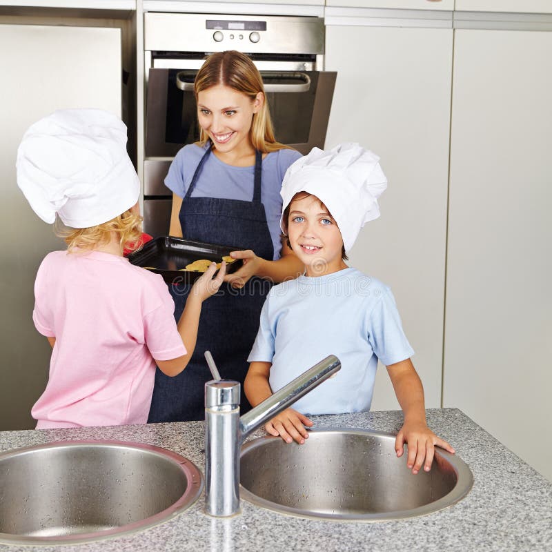 Familj Och Barn Som äter Frukost På Sommaren Arkivfoto - Bild av folk ...