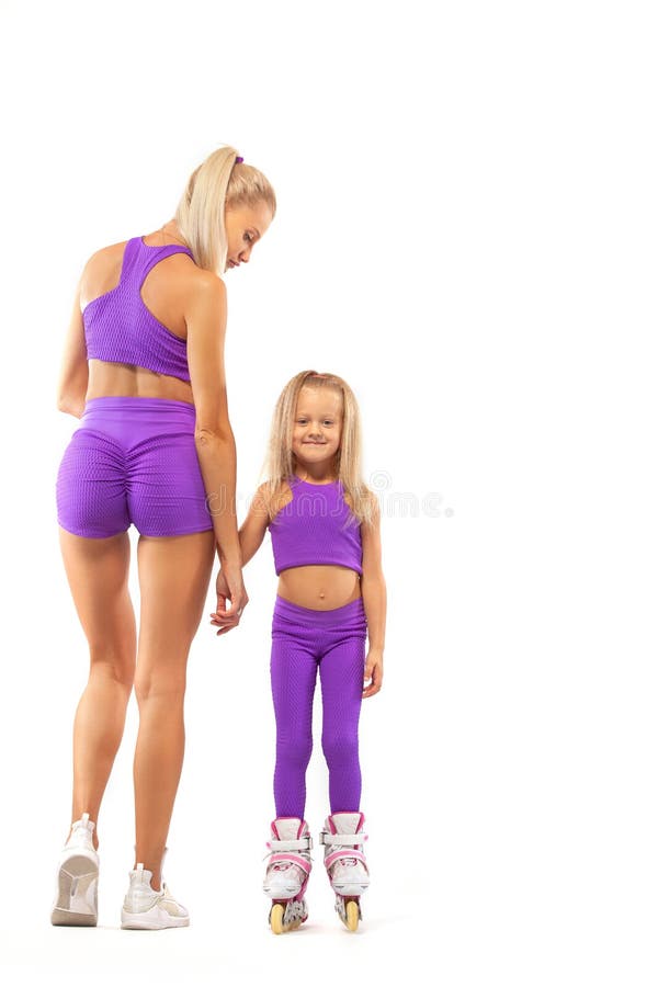 Mamma Och Dotter Som Lyckligt Inomhus Poserar Med Huvud Fotografering