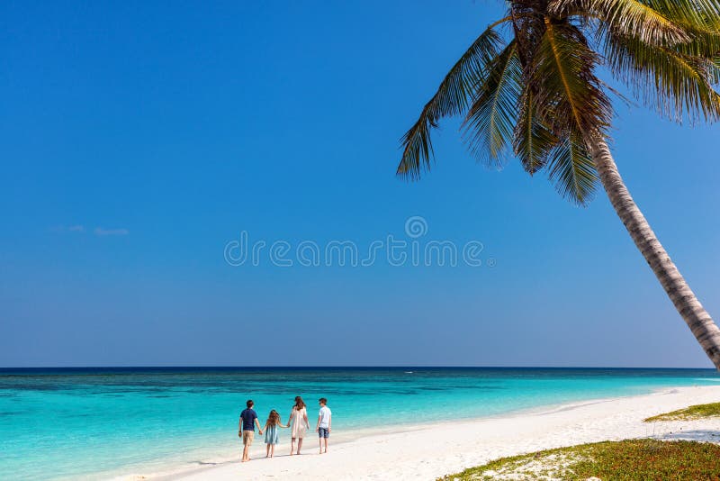 Familj på sommarsemester fotografering för bildbyråer. Bild av fader ...