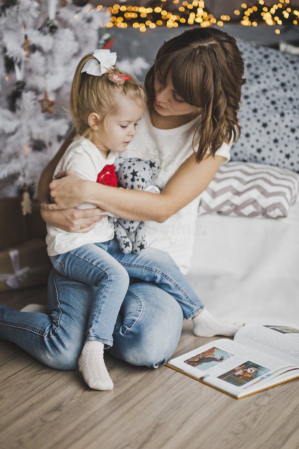Familjkram Av En Moder Och En Dotter Fotografering För Bildbyråer