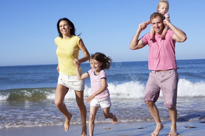 Familj Med Den Unga Dottern Som Tillsammans Promenerar Stranden