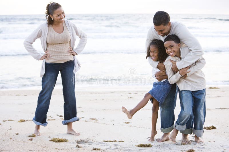 Père Afro Américain Et Fils Jouant Sur La Plage Photo Stock Image Du