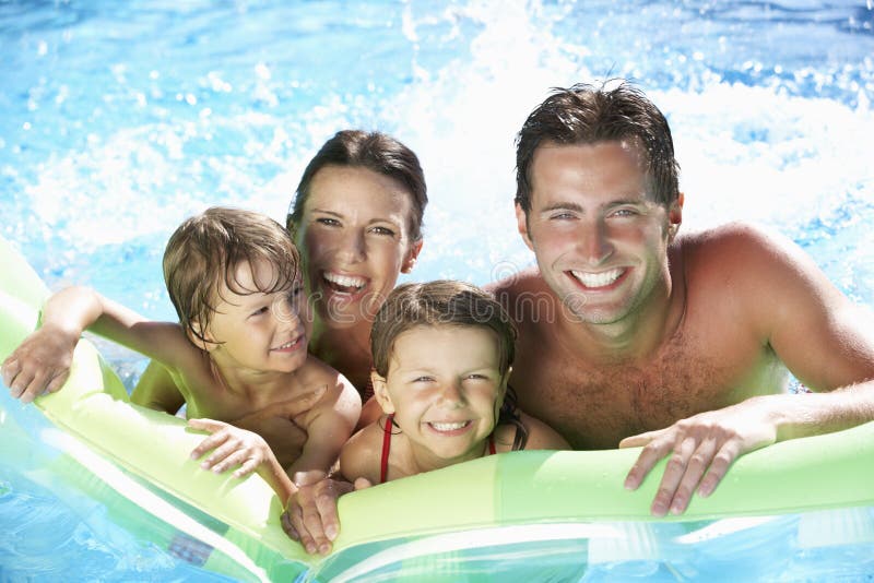 Famille Dans La Piscine D'infini Photo stock - Image of apprécier ...