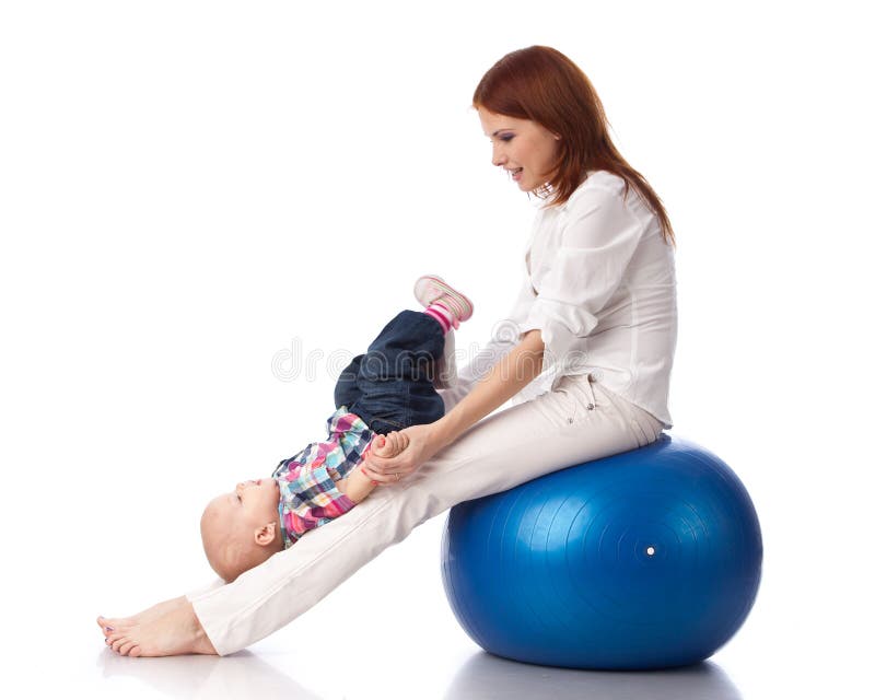 Famille Heureux Avec La Bille De Forme Physique. Photo stock - Image du ...