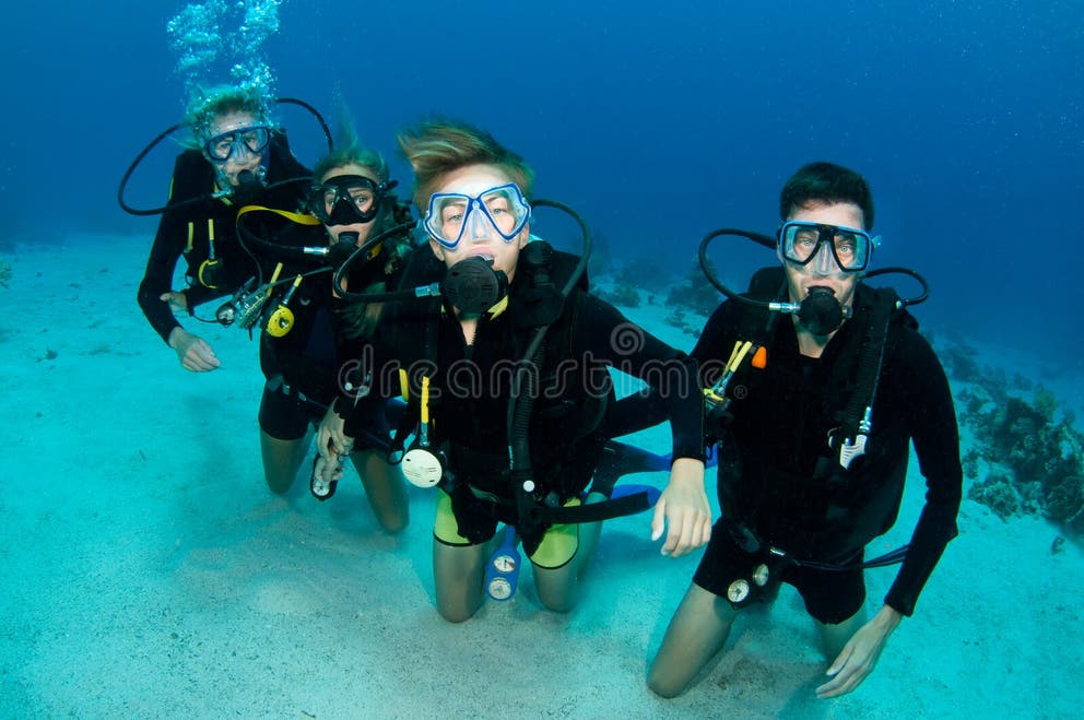 Family of scuba divers stock image. Image of scuba, snorkeling - 18247761