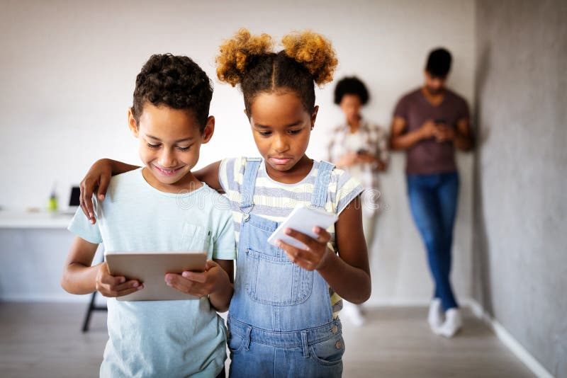 Family Sharing There Privacy Data by Using Digital Devices, Phones ...