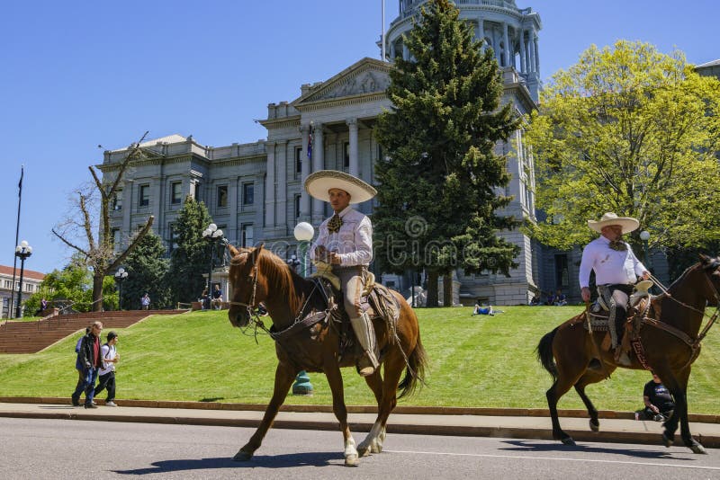 The Famous Cinco De Mayo Parade Editorial Stock Image - Image of back ...