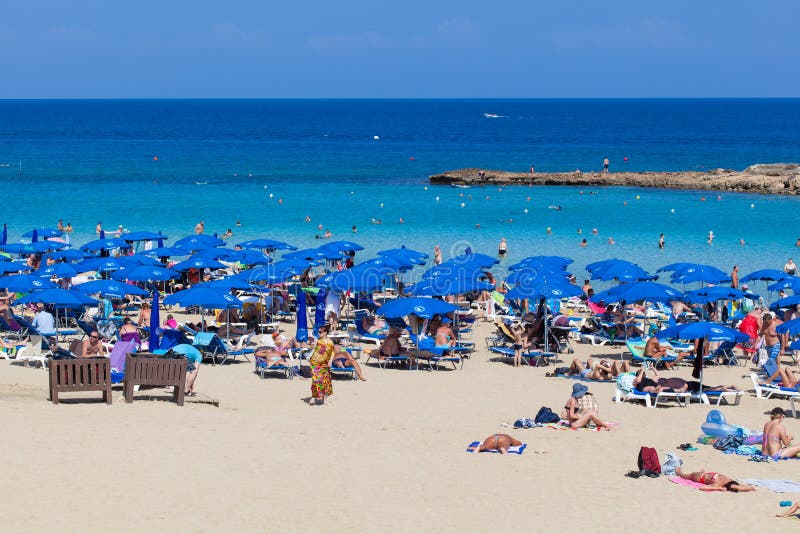 Famous Fig Tree bay beach editorial photography. Image of sunbath ...