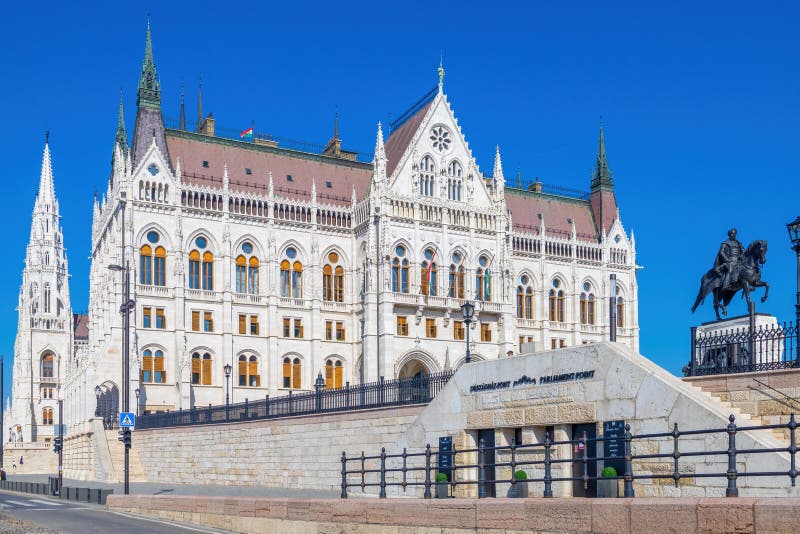 Famous Hungarian Parliament Building in Budapest Editorial Stock Image ...