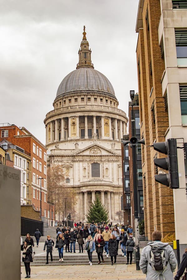 Famous in London Royal Building Editorial Photo - Image of building ...