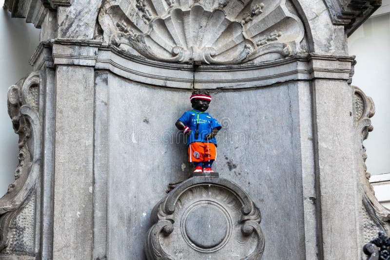 The Famous Manneken Pis Statue, Brussels Editorial Stock Photo - Image ...