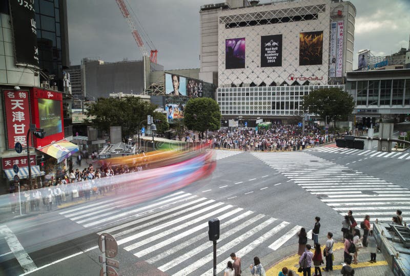 Famous Scramble Crossing in Tokyo Editorial Photo - Image of madness ...