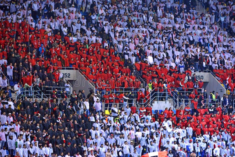 Muchedumbre De Fanáticos Del Fútbol En Un Estadio Foto editorial ...
