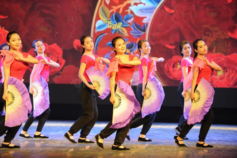The Fan Dance Basic Training-the National Dance Training Editorial ...