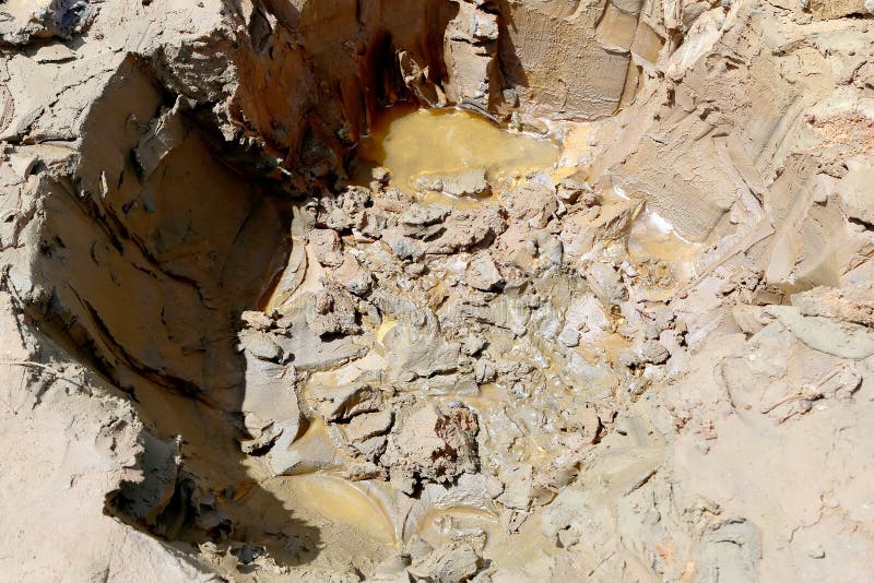 Fango Medico Sulla Riva Del Mar Morto, Giordania Immagine Stock ...