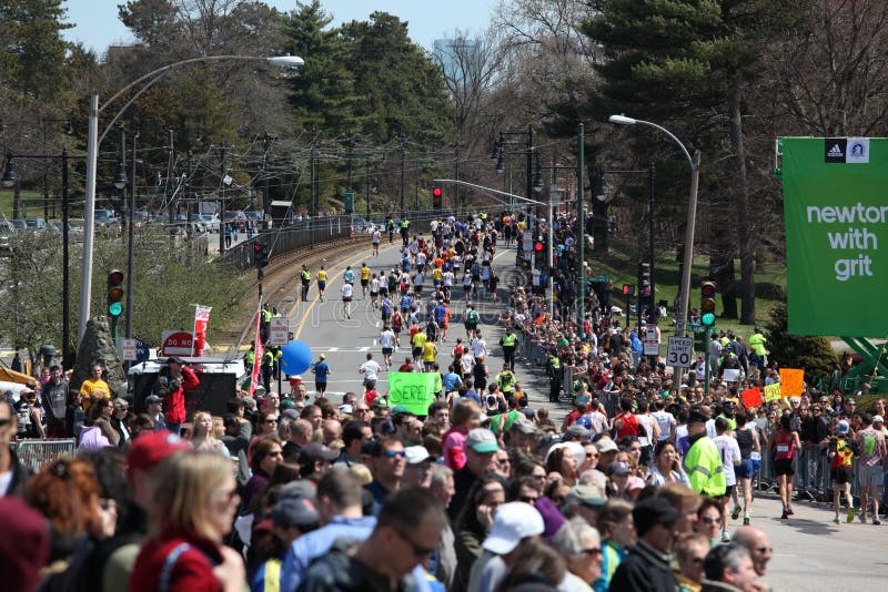 Fans cheer on runners editorial photography. Image of race - 19292437
