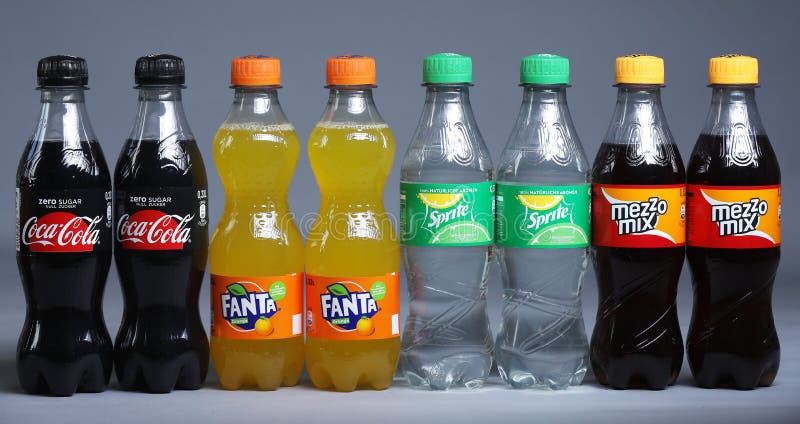 Fanta, Kola, Sprite En Mezzo-Mengelingsflessen Van Dranken Redactionele ...