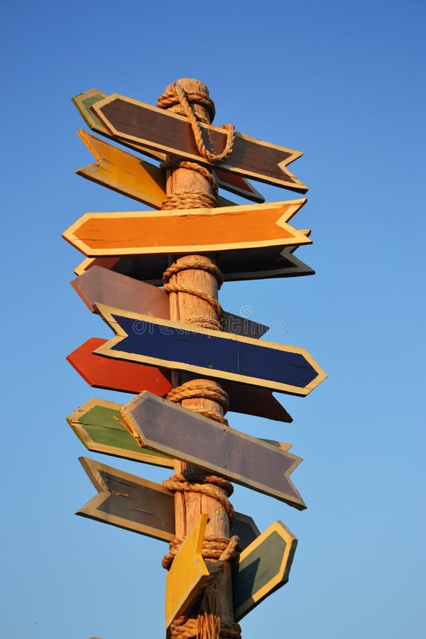 Farbige Wegweiser stockbild. Bild von richtungs, anblick - 97160467