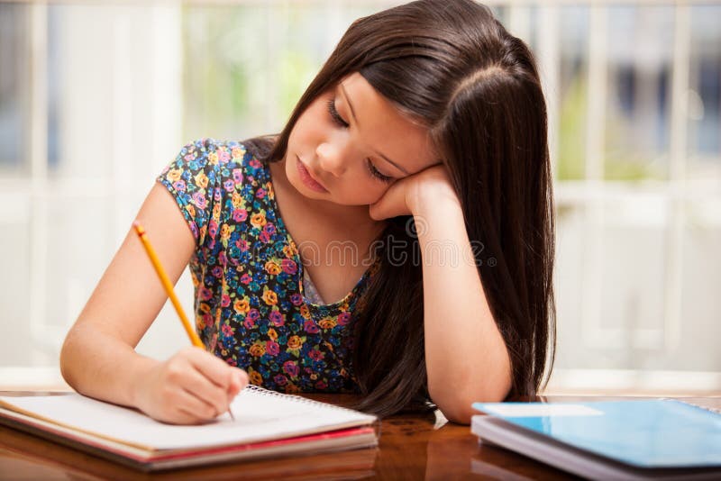 Fare Compito Ad Una Biblioteca Immagine Stock - Immagine di taccuino ...