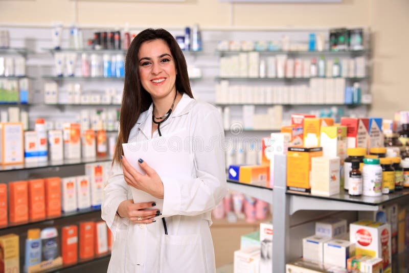 Farmacista Abbastanza Giovane Immagine Stock - Immagine di ragazza ...