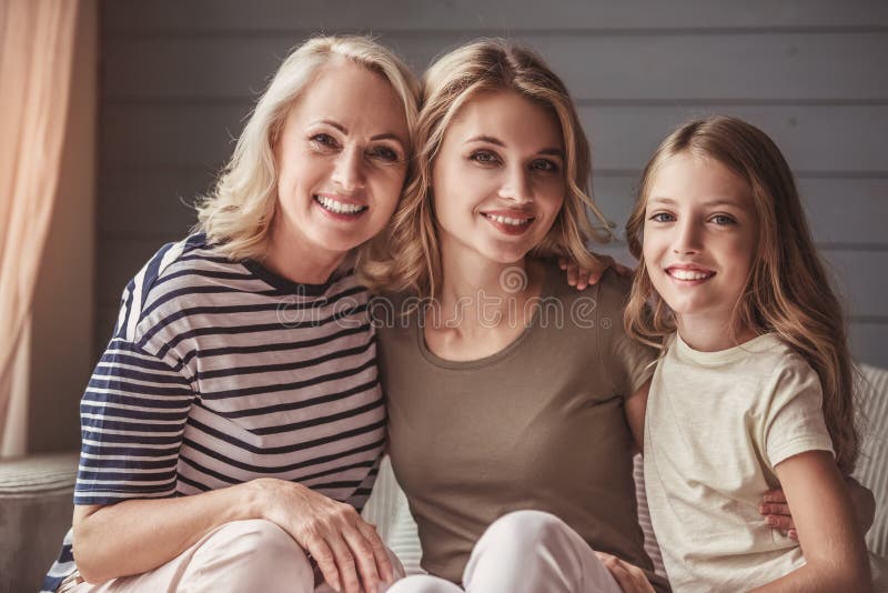 Farmor Mamma Och Dotter Fotografering För Bildbyråer Bild Av Framsida