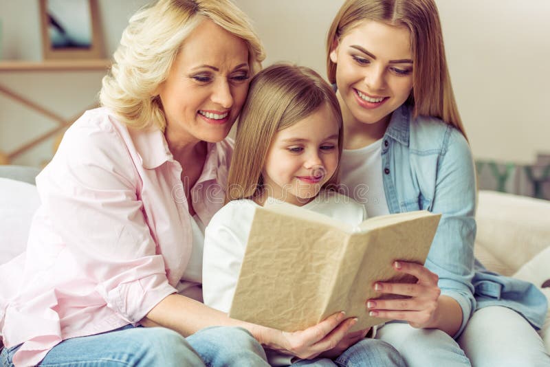 Farmor Mamma Och Dotter Fotografering För Bildbyråer Bild Av Framsida