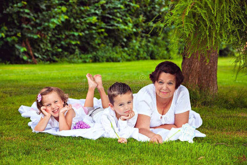 Farmor Med Hennes Barnbarn I Parkera Arkivfoto - Bild av flicka, färg ...