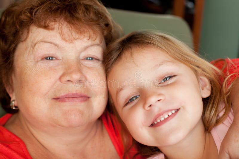 Farmor och barnbarn arkivfoto. Bild av gulligt, familj - 26185748