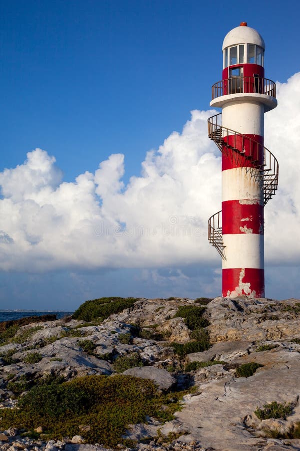 Playa Y Faro De Cancun En México Foto de archivo - Imagen de cancun ...