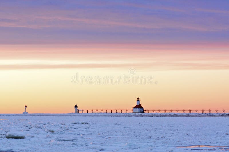 El Hielo Cubrió El Faro Michigan Los E.E.U.U. De San José Imagen de ...
