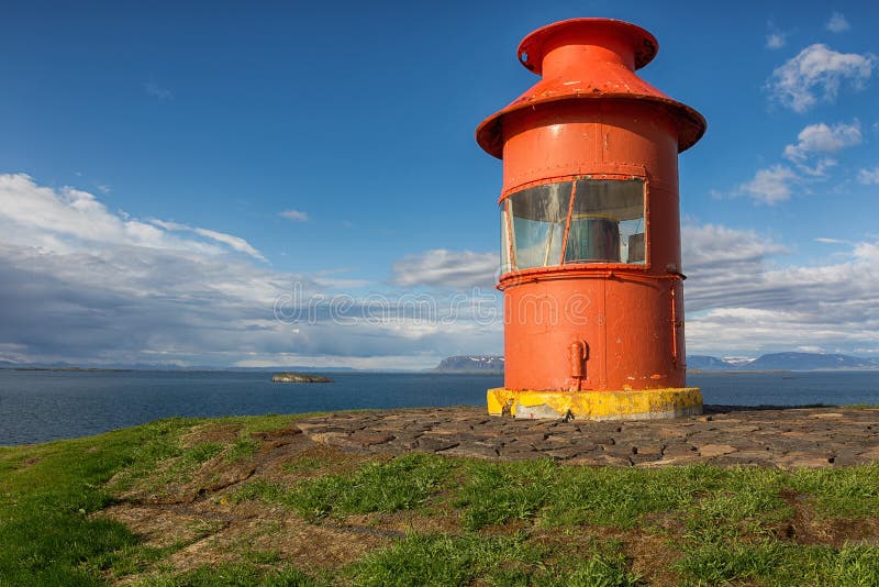 Faro Arancio Luminoso in Islanda Immagine Stock - Immagine di paesaggio ...