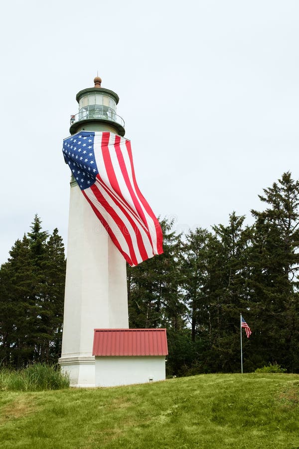 Faro Con La Bandera Americana Grande Imagen de archivo editorial ...