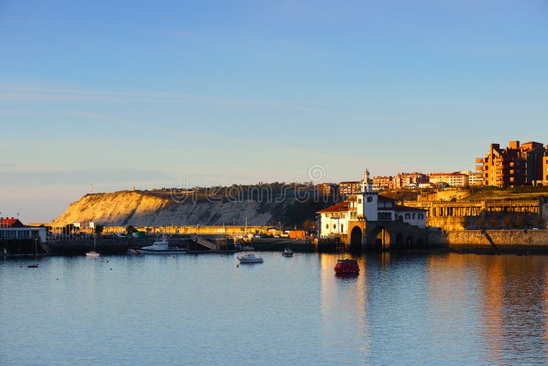 Faro de Arriluze en Guecho foto de archivo. Imagen de noche - 59076926