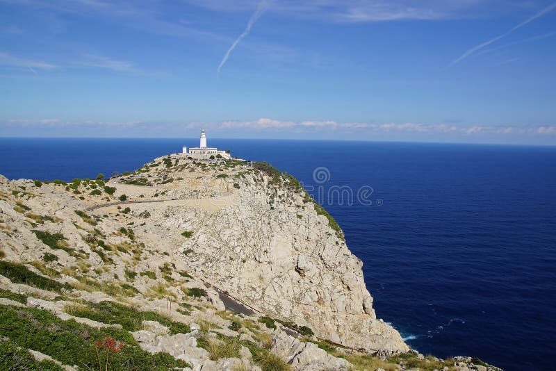 Faro De Formentor, Mallorca Foto de archivo - Imagen de casquillo, cabo ...