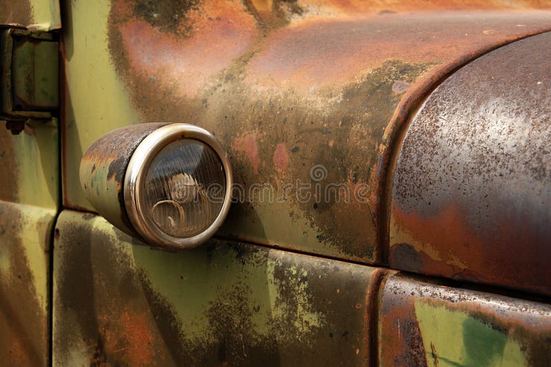 Faro de un coche oxidado. foto de archivo. Imagen de metal - 256724618