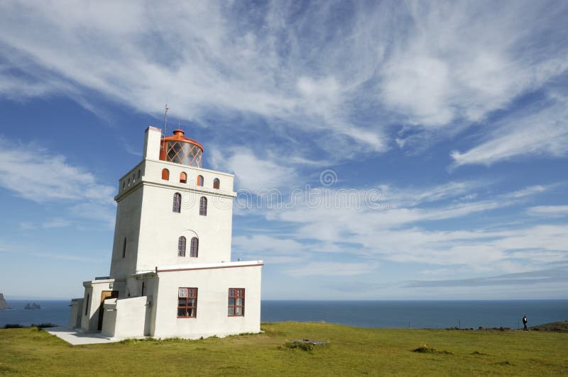 Faro di Dyrholaey, Islanda immagine stock. Immagine di nearsighted ...