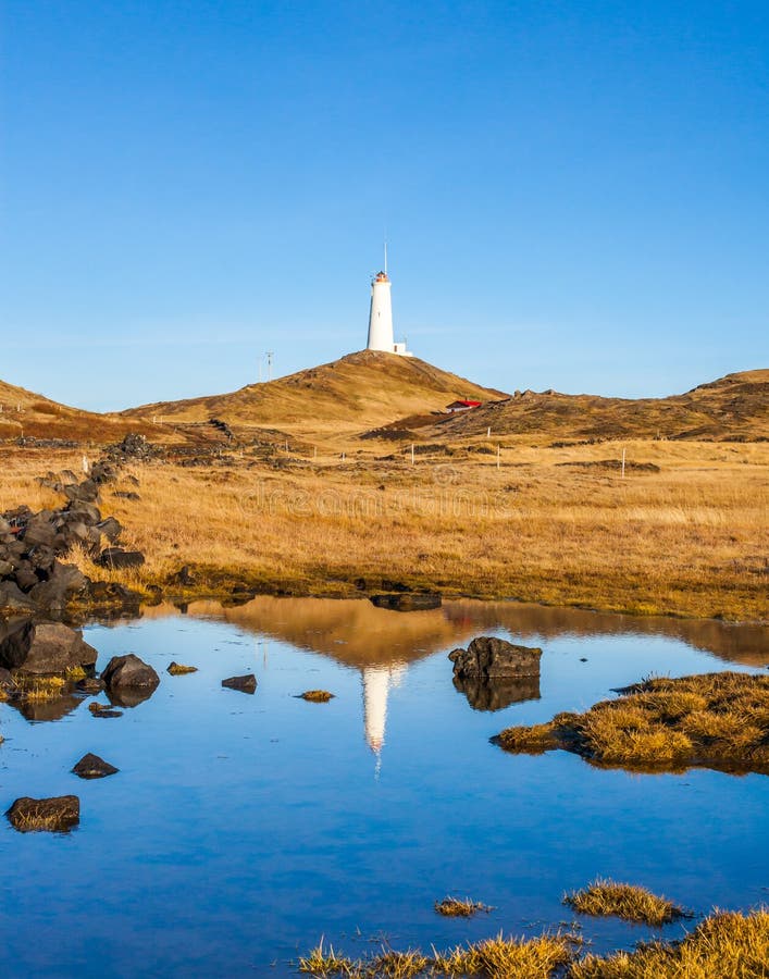 Faro di Reykjanes, Islanda immagine stock. Immagine di verde - 32030365